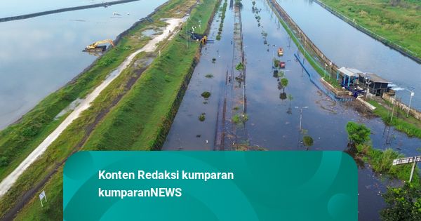 Foto: Banjir Rendam Jalan Raya Porong, Akses Surabaya-Malang Dialihkan | kumparan.com